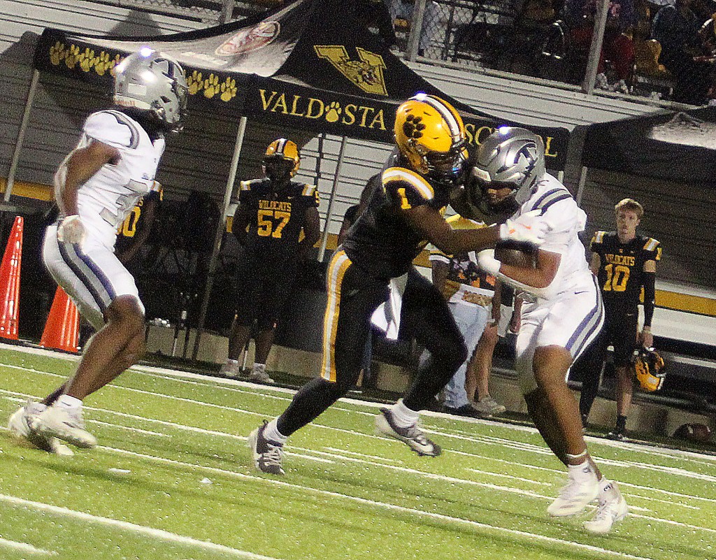 Devils’ defense has big night at Valdosta | Tifton Gazette