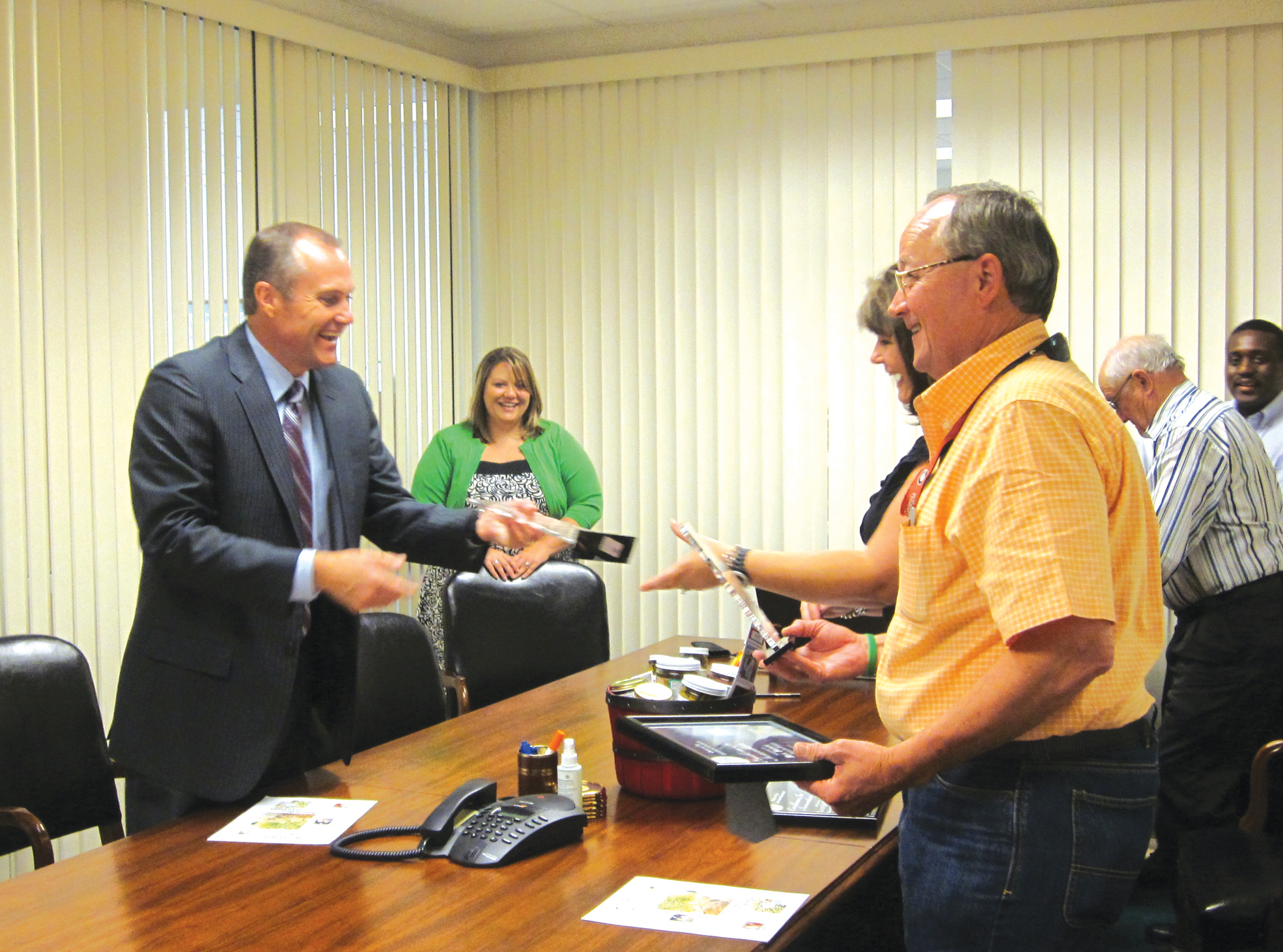 Cagle here to present awards | Tifton Gazette